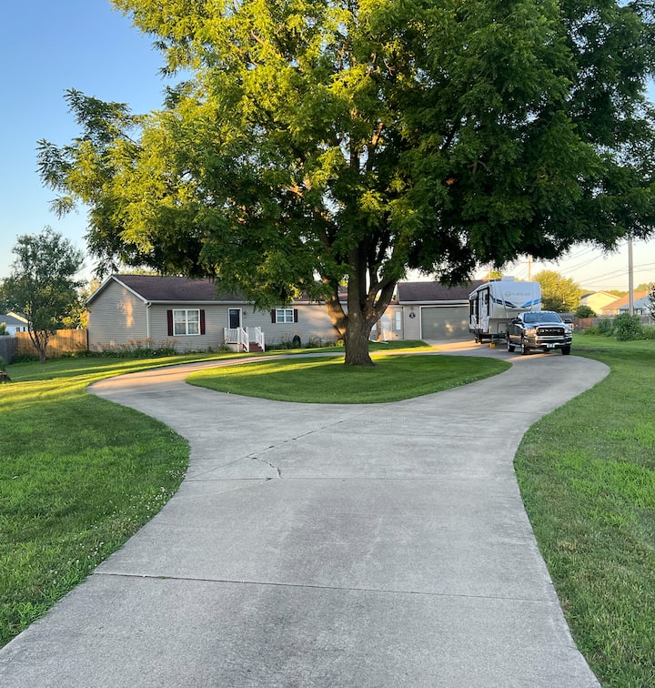 Spacious Poolside Retreat - Mishawaka, IN