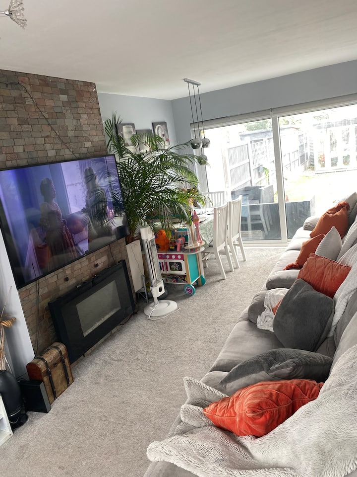 Stylish King Size Bed Room In Rainham - ラムフォード