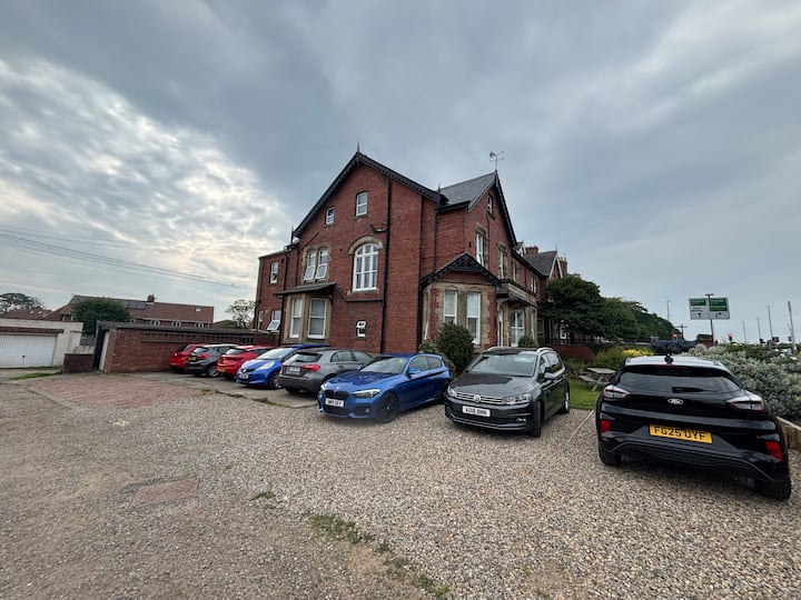 Whitby. Deluxe King Size Room. Family Room. - Ravenscar