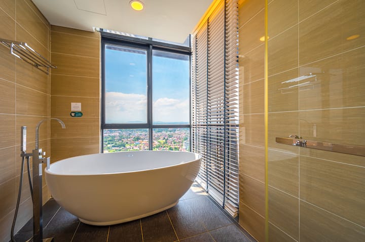 Elegant Bathtub Stay & River View @ Thepinesmelaka - Batu Berendam