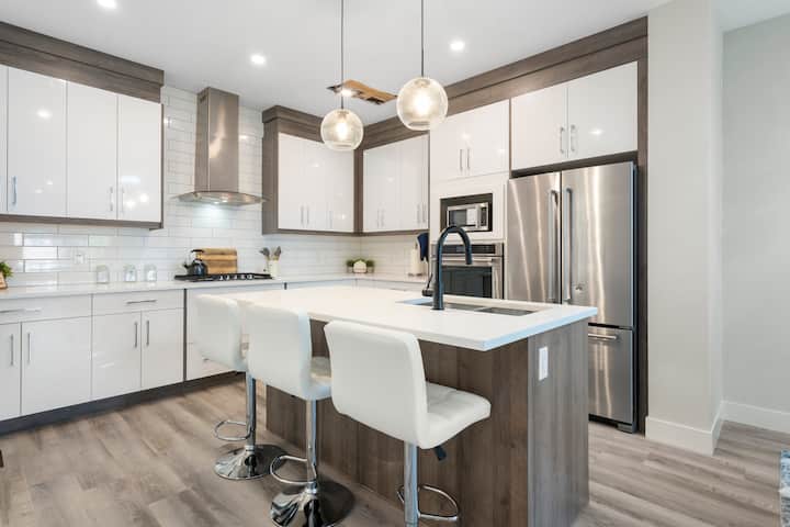 Central 3 Bed 3.5 Bath Townhouse - 5 Minutes To Dt - Calgary