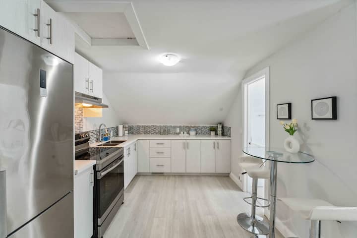 Hip And Central Hideout In Chinatown - Ottawa