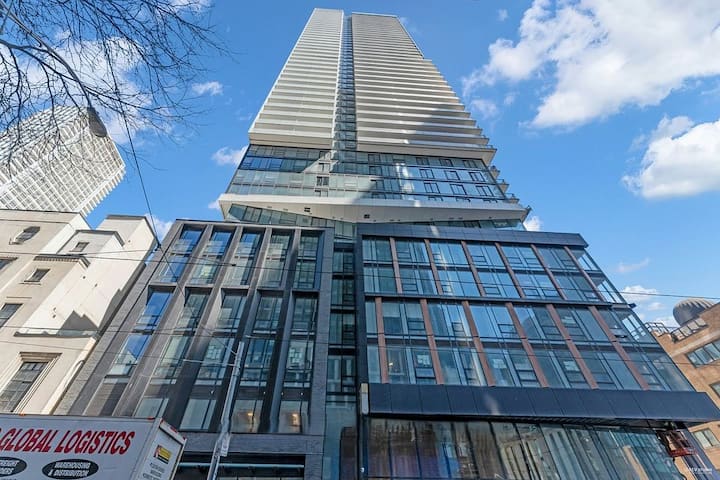Chic New Stylish Condo Near Financial District - Toronto, ON