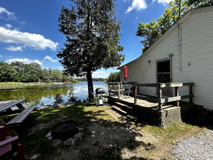 2-bedroom Lakeside Getaway At Caygeon Cove - Bobcaygeon