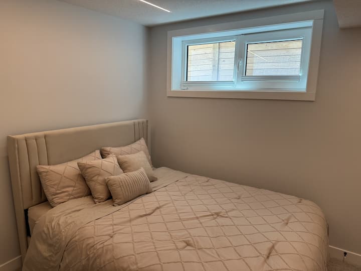 Modern Mt Royal Basement Suite - Calgary