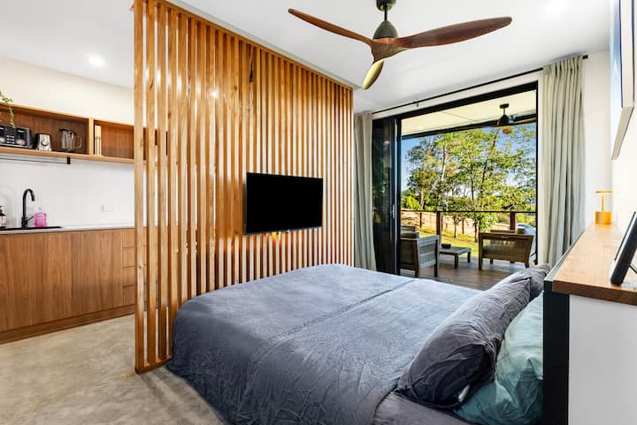 Pet-friendly Hillside Tiny Home W/firepit + Bbq - Yandina