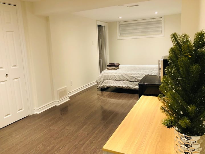 Seriously Spacious Room - Private Bathroom - Oakville