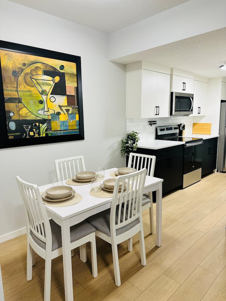 Stylish & Comfy 2-bedroom Suite - Calgary