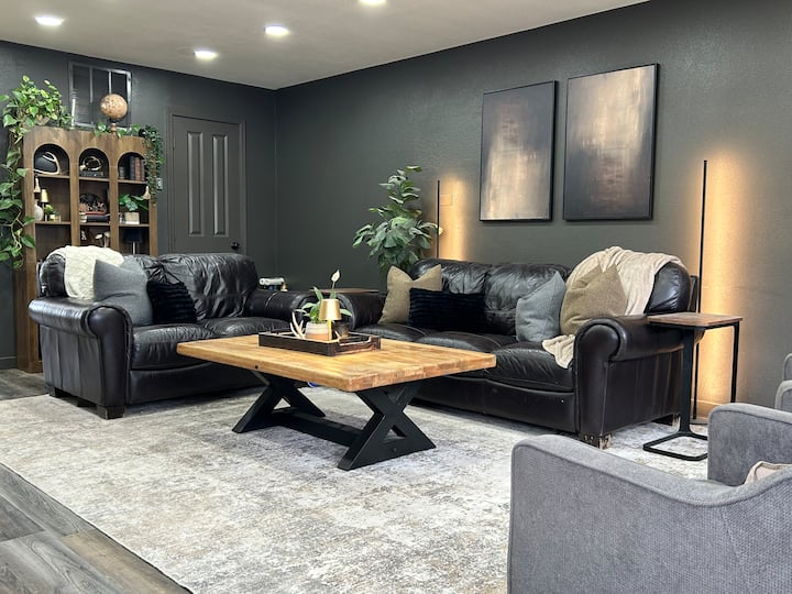 New! Modern/moody/1 King/1 Queen - Pendleton, OR