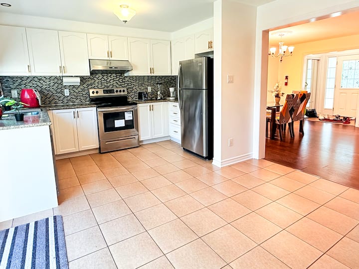 Elegant 4br 3.5ba Luxury Stay - Kanata
