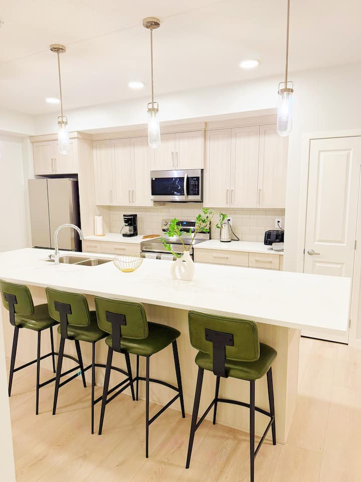 Modern Luxury Condo | Near South Health Campus - Calgary