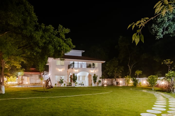 5bhk Villa • Pool • Lawn • Relax & Unwind - Stayxl - Hyderabad