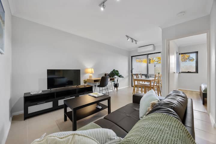 Relaxing Rockingham 2br | Balcony & Parking - Rockingham