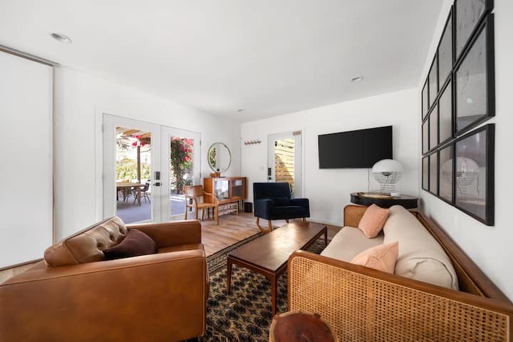 Chic 3br La Stay + Private Yard - Los Angeles, CA