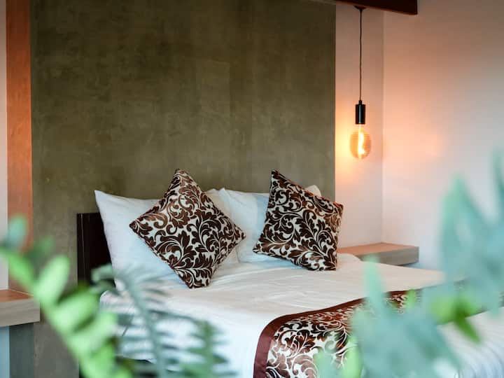 6br Home W/ 4-car Garage, Garden, & Fire Pit - Baguio
