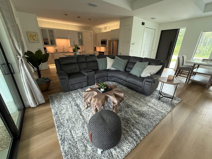 Chic & Serene Home • Gulf Coast Stay - North Port, FL
