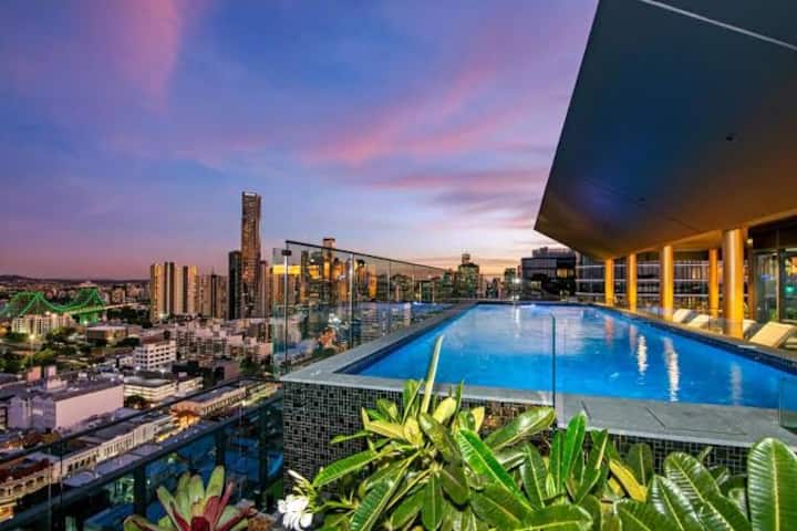 Cloud9  City View Large Resort Style Apartment - Brisbane