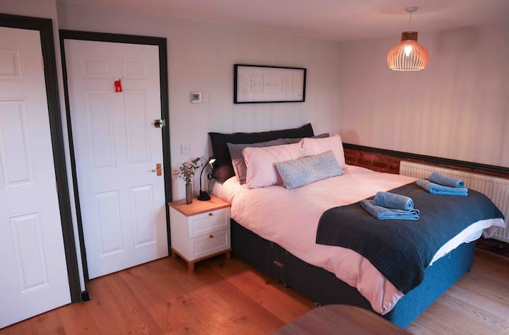 Digby's Den, Lakeside Studio - St Neots
