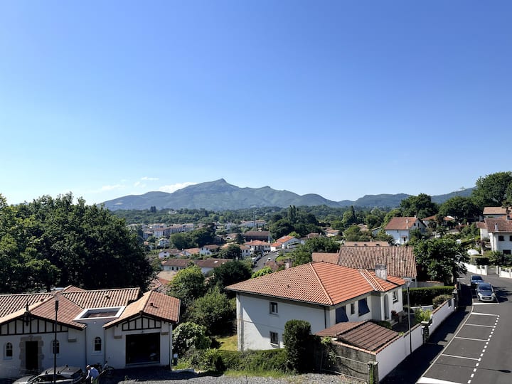 Appartement Dans Villa Basque Avec Extérieur - Bera
