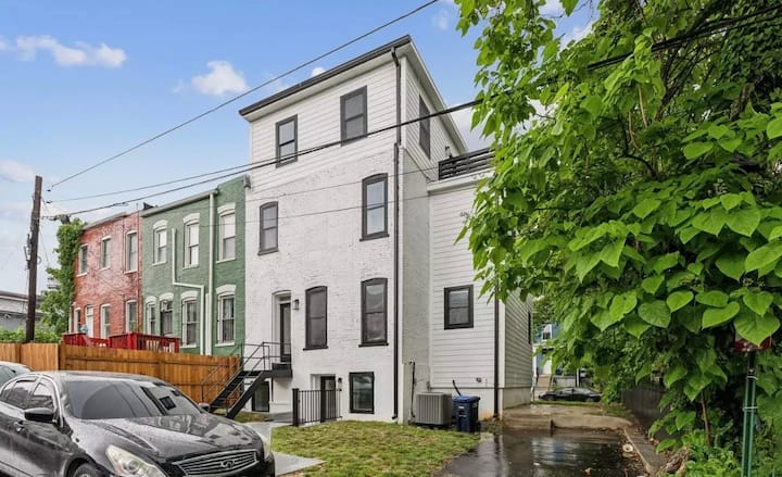 Nw Dc W/parking, Yard, Deck, 2 Kitchens Sleeps 20+ - Arlington, VA