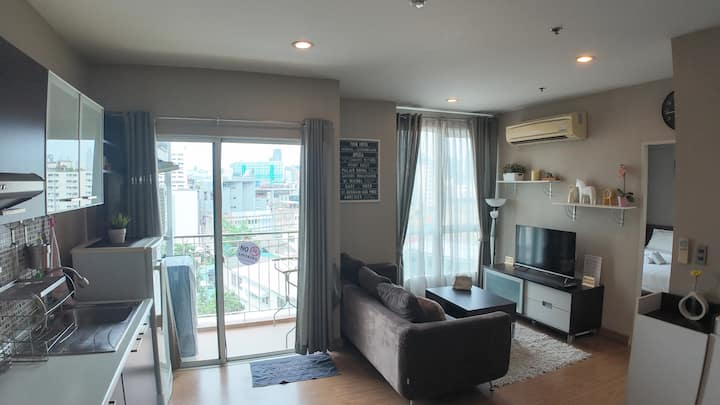 7th-floor Room By Pool Steps From Victory Monument - Bangkok