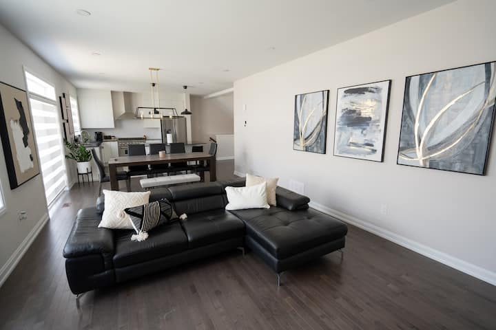 Chic 5 Bed Haven In Barrhaven - Ottawa