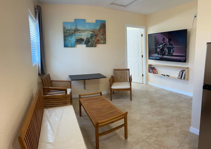 Convenient Apartment - Venice, FL