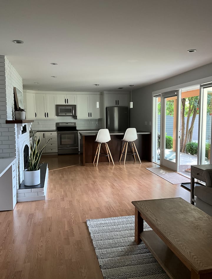 Bright Walk-out Suite W/ Patio - Kelowna