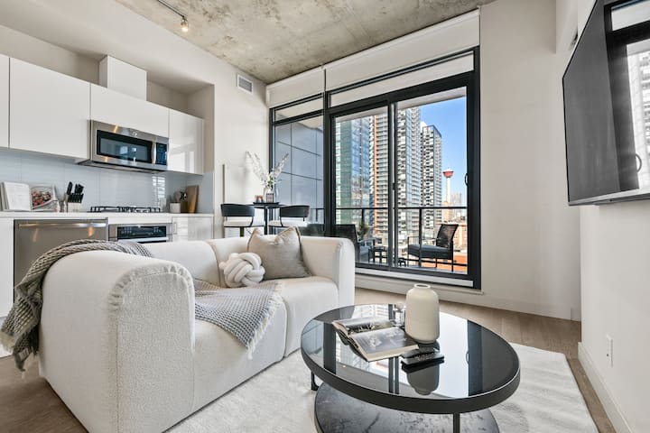 King Bed |Cgy Tower View | Mins To Stampede | Pool -