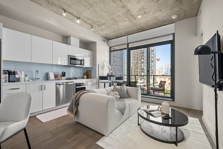 King Bed |Cgy Tower View |Mins To Saddledome |Pool - Calgary