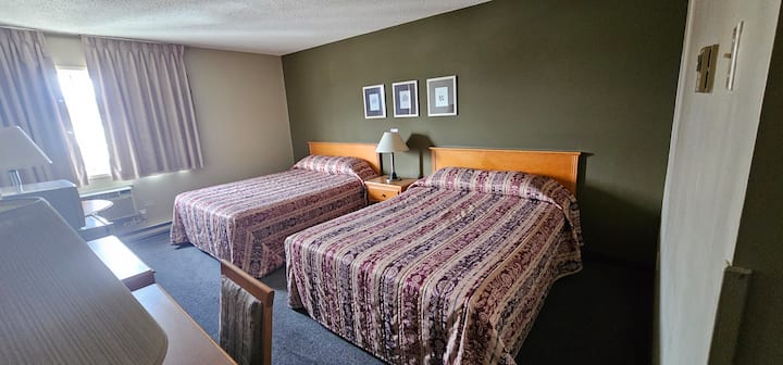 Hotel Room In Cranbrook: Two Queen Beds - Cranbrook