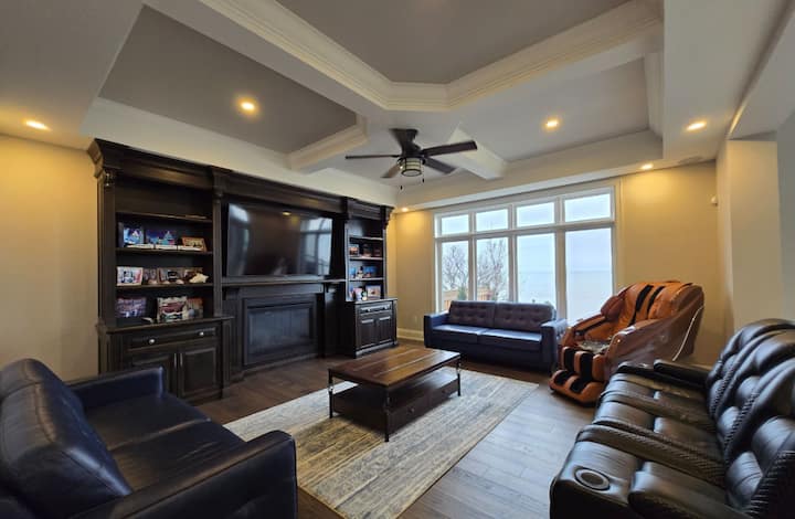 Custom-built 5br Waterfront Oasis On Lake Ontario - Grimsby