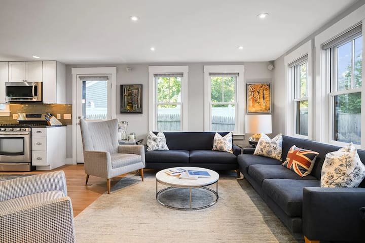 Luxury Chateau West End, Walkable, Kiehl's, Sonos - Herring Cove Beach, MA