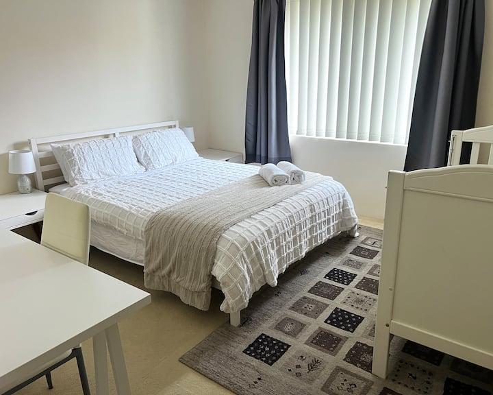 Private 3 Bed Home Near Airport & Shops - Perth