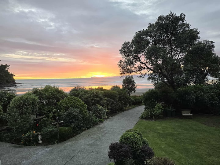 Stylish ŌHope Beachfront Oasis - Whakatane