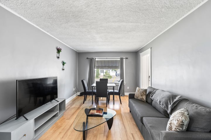Spacious 4br House Near Queen's University - Kingston, Canadá