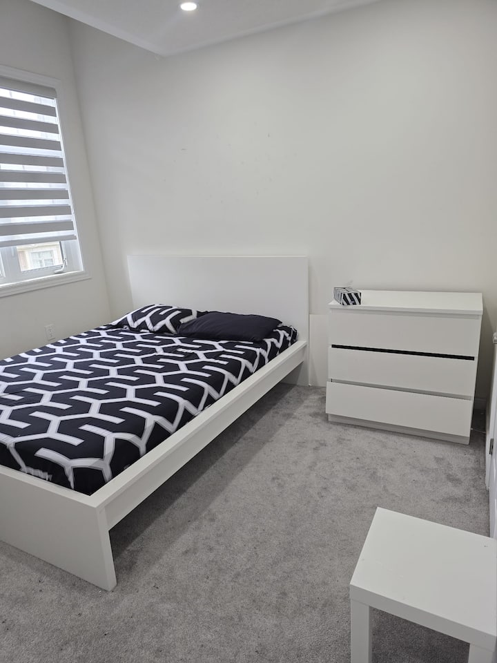 Spacious Ensuite Bedroom - Burlington