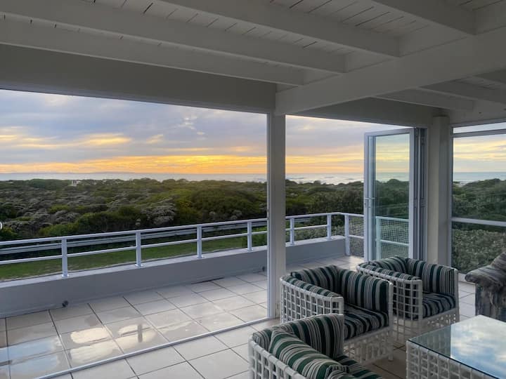 Beachfront Hideaway With Sandy Path Access - Struisbaai