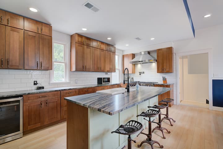 Modern Luxury Home With Hot Tub - Milwaukee, WI