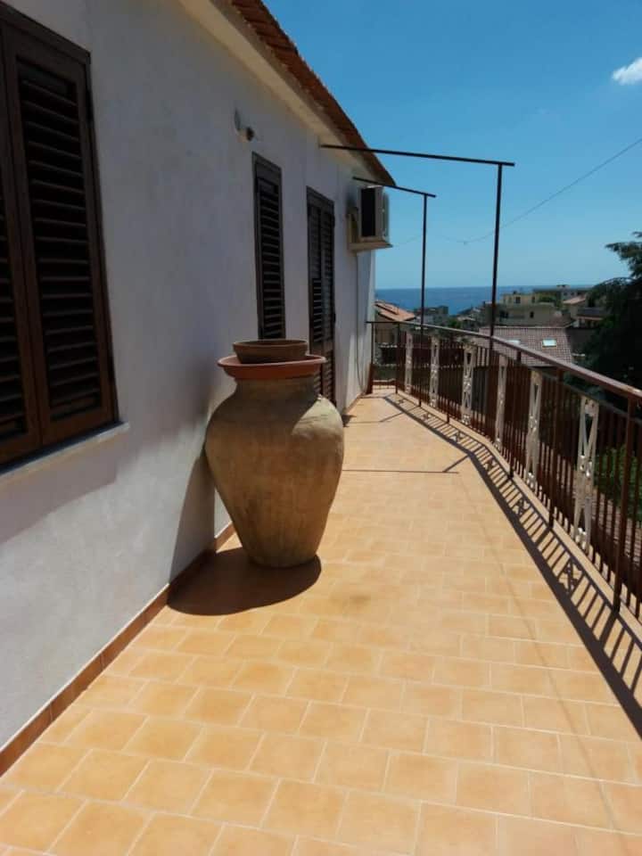 Comodo Bilocale Con Terrazzo Vicino Al Mare - Roccella Ionica