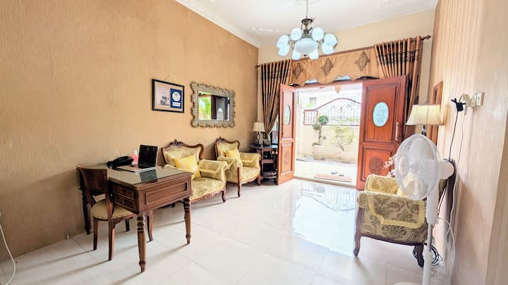 Aesthetic Home For 20pax In Dharmahusada - Surabaya