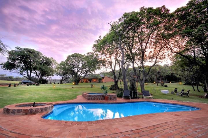 Entire Lodge In Private Game Farm + Breakfast - KwaMhlanga