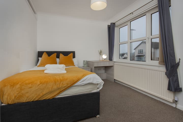 Spacious 6-bed House | Parking| Garden - Colchester
