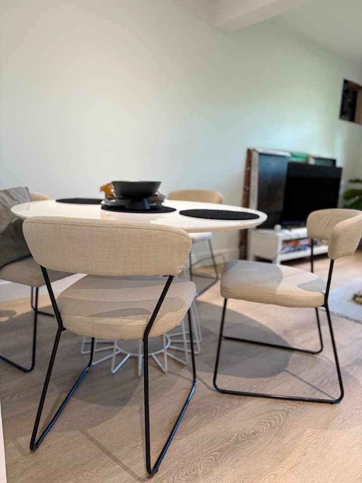 Modern, Comfy, Quite Cozy Room - Coquitlam