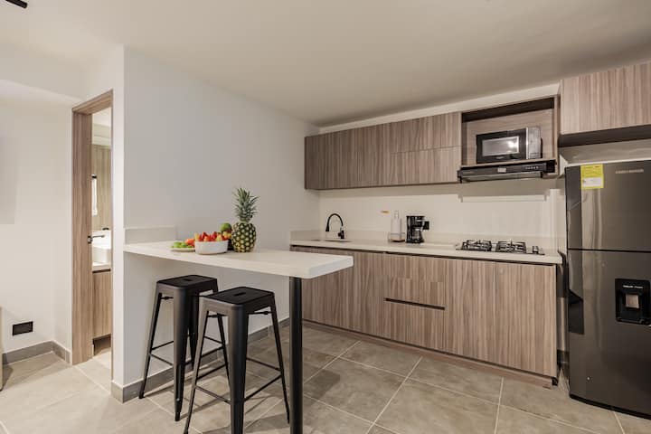 Modern Laureles Stay / Near Metro & Jacuzzi - Medellín