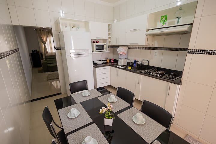 Casa 2 Quartos/churrasqueria/área Externa/wi-fi - Governador Valadares