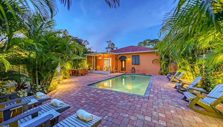 Luna Flores: Sleeps 16, New Renovation, 2 Private - Sarasota