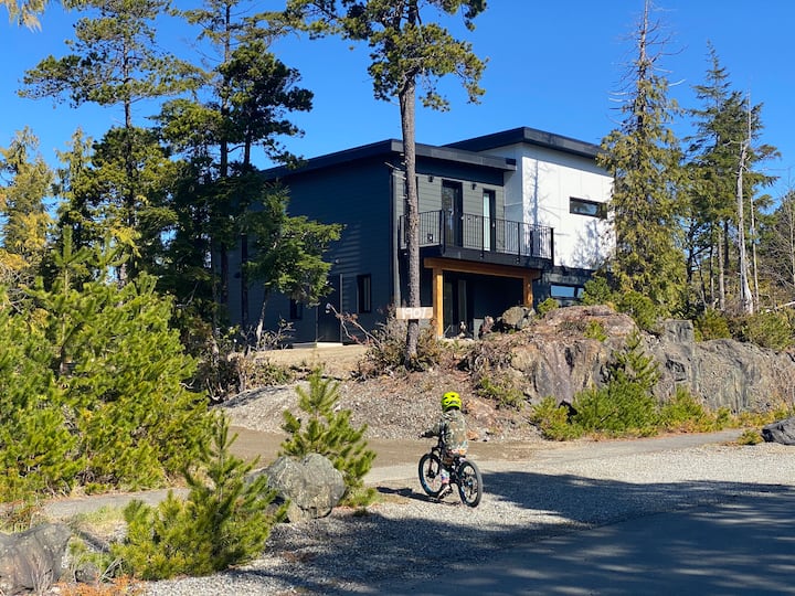 Long Term Rental-bright, Modern - Ucluelet