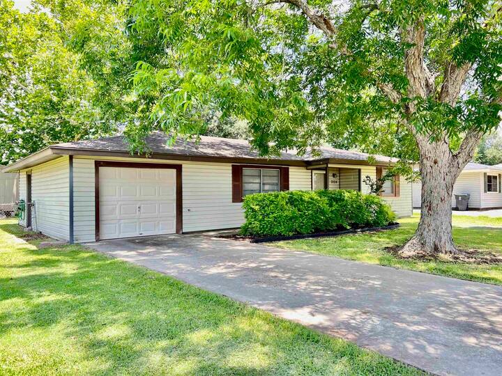 3 Bedroom House For Oil, Gas, Refinery Workers - Nederland, TX