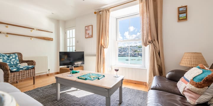 Harbour Beach Cottage Is On The Sea Front At St Ives Harbour, Beautiful Views From Bedrooms And Living Room. Free Wifi - 세인트아이브스
